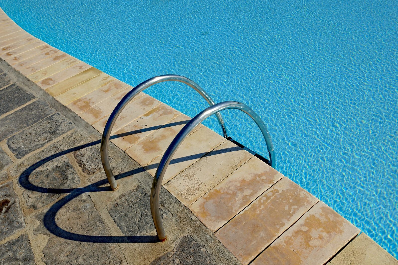 What is The Right Pool Water Level? - Aloha Desert Pools